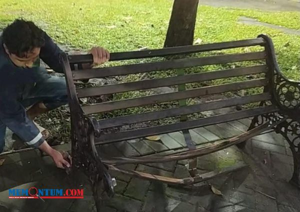 Bangku Taman Alun-Alun Merdeka Kota Malang Dirusak Oknum, Setahun Catat ...